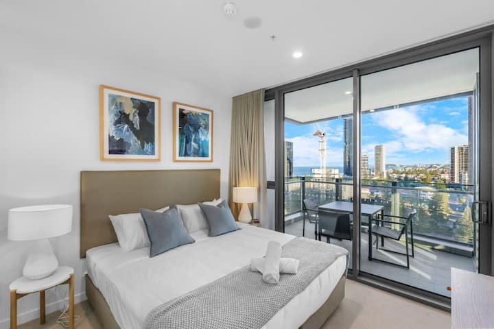 New Ocean View 1br | Pool, Parking & Walk To Beach - Broadbeach