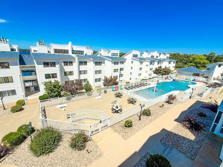 Lakeview Poolside 2bd/2ba/pool/balcony-sleeps 6pp - Lake Ozark, MO