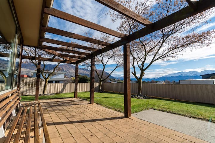 Wanaka Gem On Kings Dr - Mountain Views - 와나카