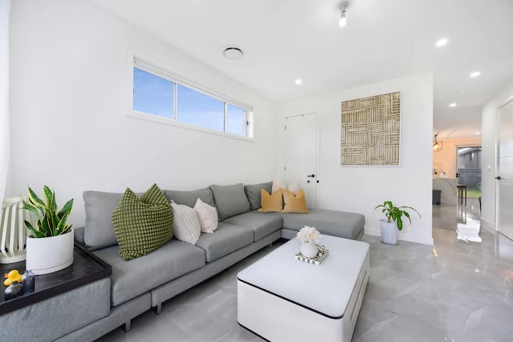 Stylish 4br Suburban Escape With Easy Cbd Access - Blacktown