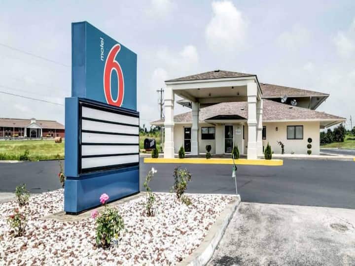 Motel 6 Berea, Ky_1 King Bed | Nsmk, Micro - Berea, KY