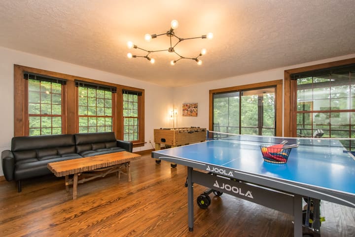 Spacious 4br W/ Fireplace + Ping Pong | Free Tix - Hendersonville, NC