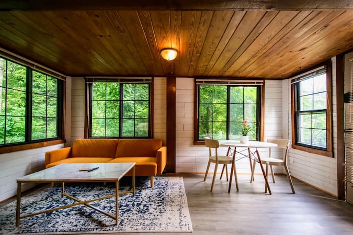 Peaceful Woodsy Studio | 15 Min To Town | Free Tix - Hendersonville, NC