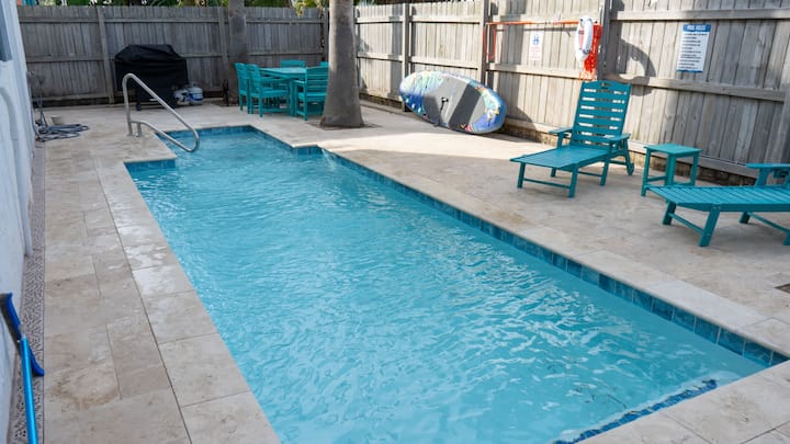 Fun Retro Island Vibe " Sleeps 17 " Beach 1 Block - South Padre Island