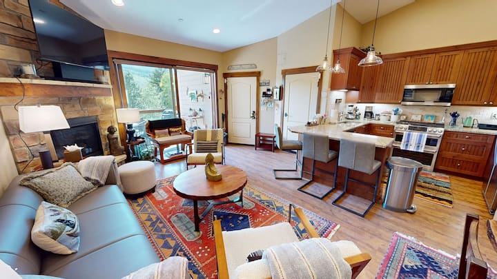 On River Trail! Elevator. Walk To Dining, Events - Silverthorne, CO