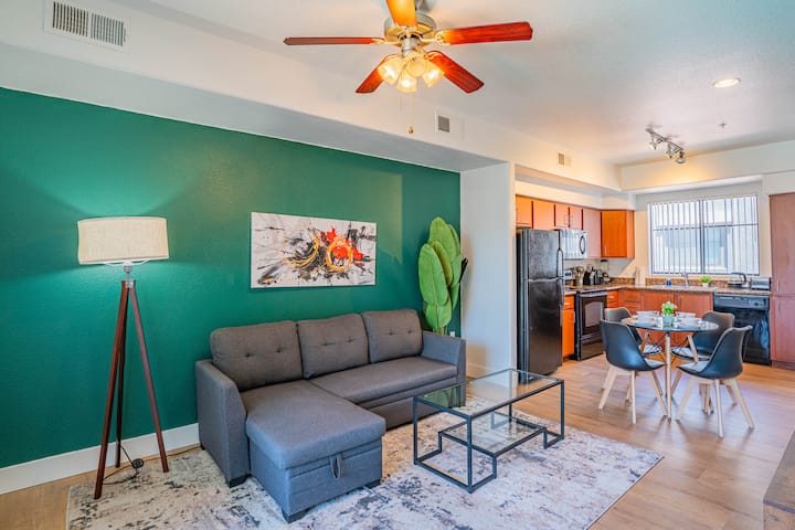 Walk To Westgate W/ Modern Pool, Gym, Parking, W/d - Glendale, AZ