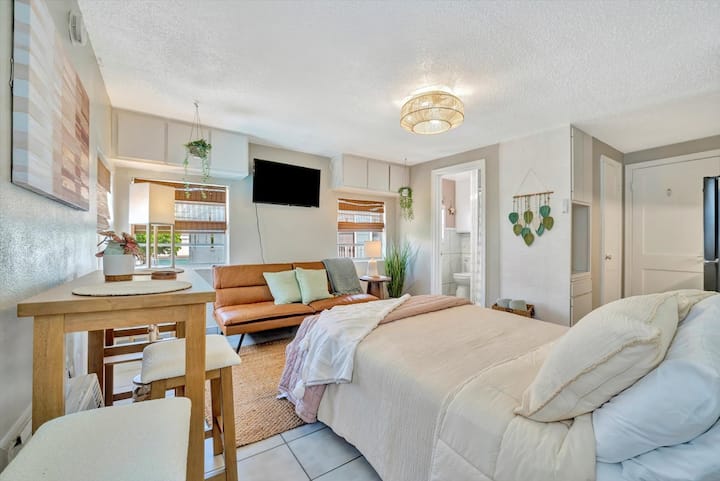 Ocean View & Private Balcony | Heated Pool & Beach - Clearwater Beach, FL