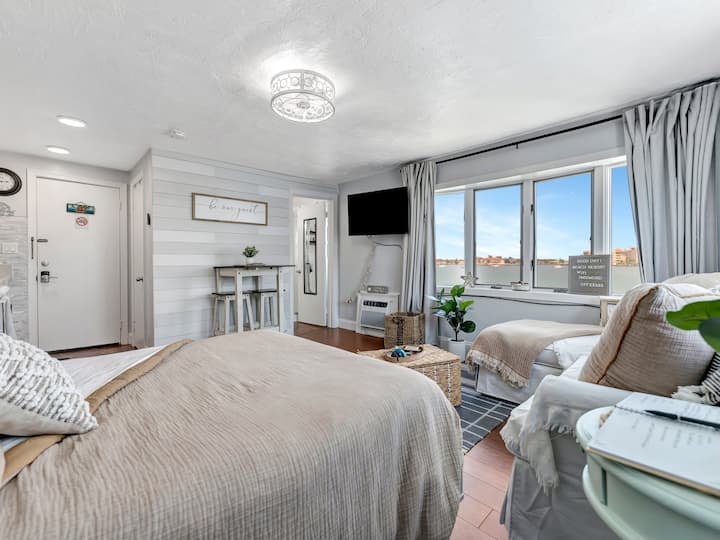 Full Waterview! Heated Pool, Across From The Beach - Clearwater Beach, FL