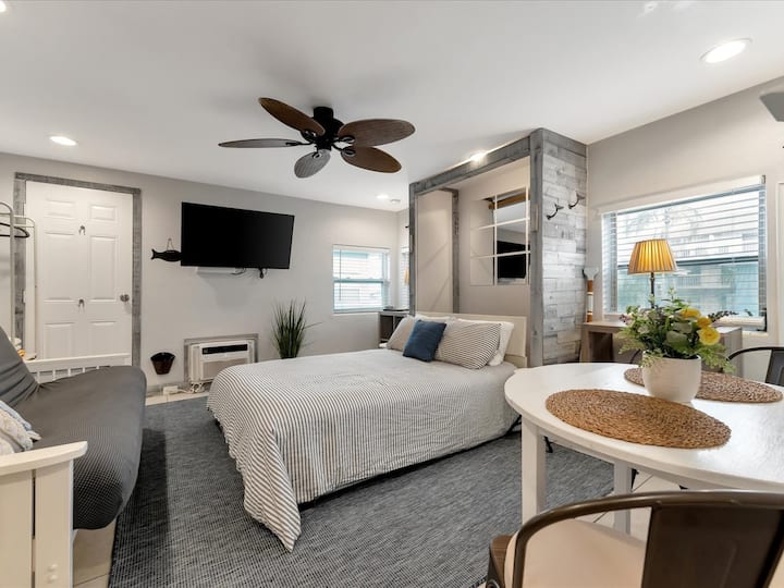 Walk 2 Minutes To The Beach! Enjoy The Heated Pool - Clearwater Beach, FL