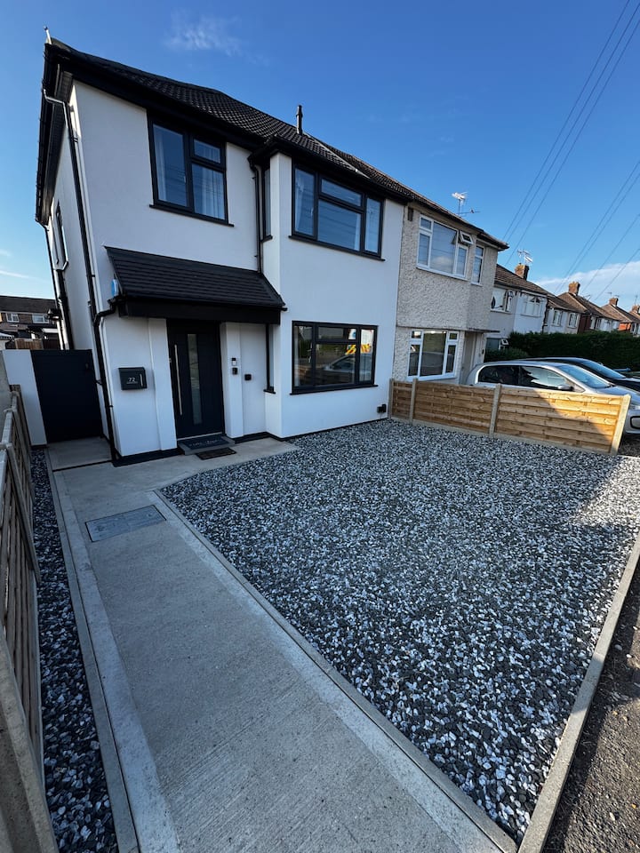 Amora Stays - Aylesbury