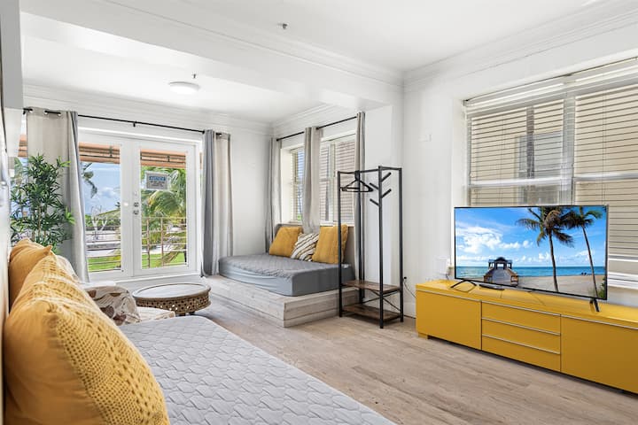 Ocean Drive Vibes 3br Balcony Stay - Miami Beach, FL