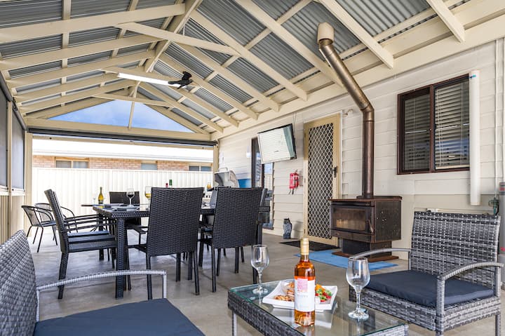 Back Beach In - Coastal Comfort At Its Best. - Ledge Point