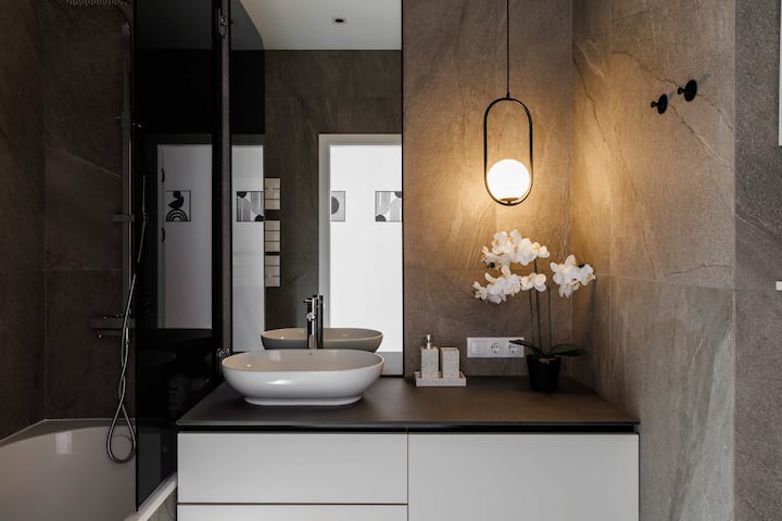 Balcony • Work Desk • Coffee Bar • 65” Tv - Moldavie