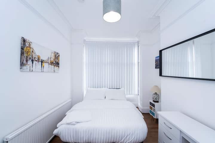 3 Bed House - Sleeps 11 - Pets - Wifi - レスター