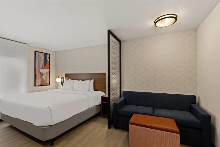 Relax At Functional Suite Perfect For Work & Stays - Newnan, GA