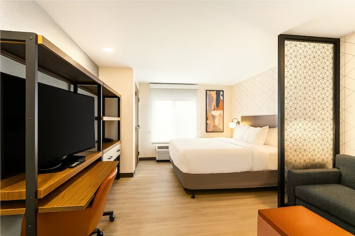 Full Kitchen Awaits In A Spacious, Modern Suite - Newnan, GA