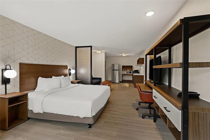 Full Kitchen Awaits In A Spacious, Modern Suite - Newnan