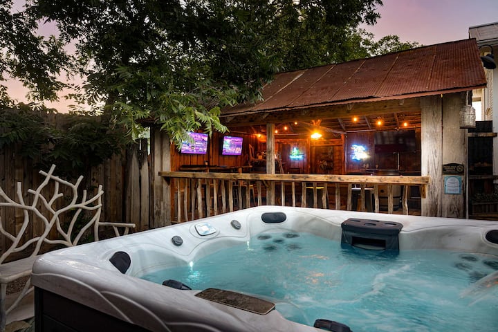 Charmed Haus - Hot Tub & Pool Table - United States