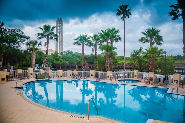 Near Clearwater Airport | Pool & Free Parking - St. Petersburg, FL
