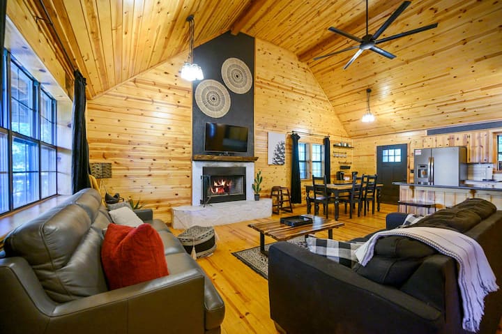 Kalo Cabin: Secluded, Hot Tub, Sleeps 10 - Broken Bow, OK