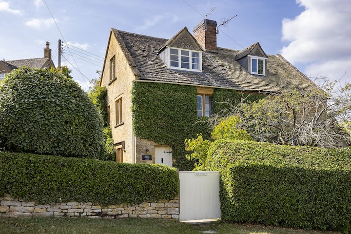Charming Dog Friendly Cottage - Bank Cottage - Stow-on-the-Wold