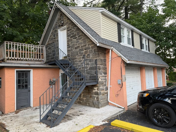 Comfy 1 Br Hide Away Apt W/ Garage Parking - Villanova, PA