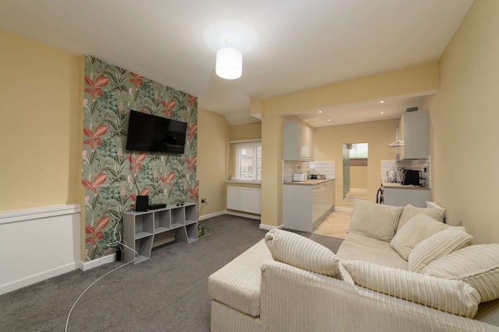 Convenient 3 Bedroom Home In Swansea With Garden - Swansea, UK