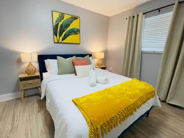 Stylish 2br W/ Coffee Bar + Balcony + Parking - Miami