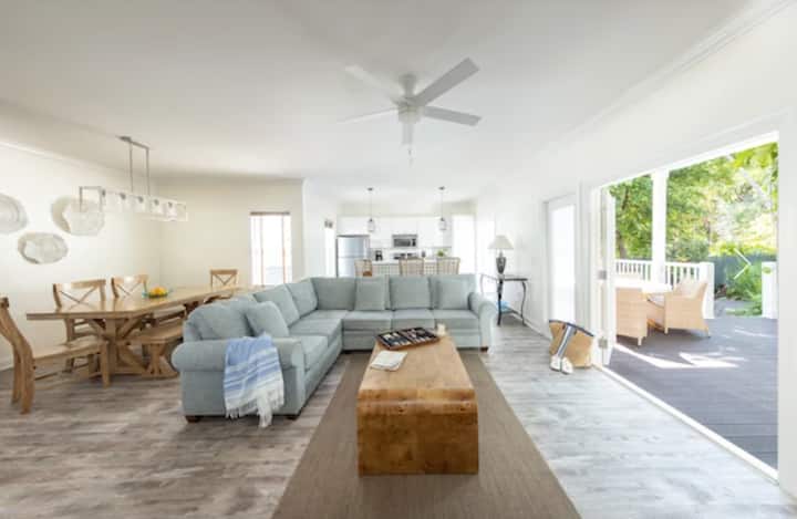 Coastal Comfort With Pool & Private Kitchen - Marathon, FL