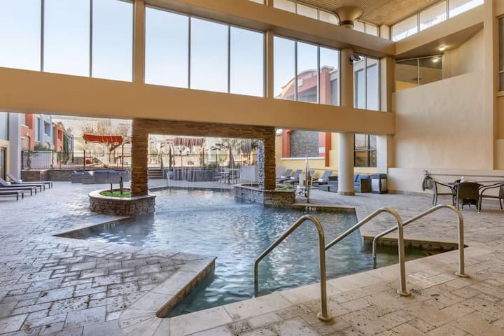 Free Airport Shuttle + Pool & Breakfast Included - El Paso, TX