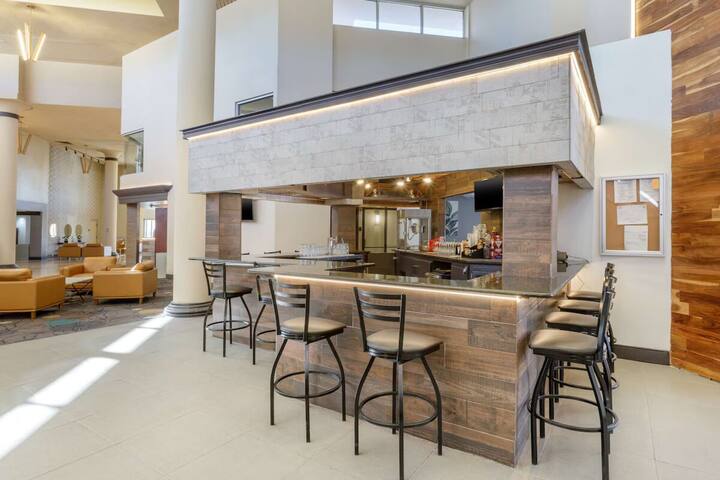 Stay Near Airport + Pool. Free Shuttle & Breakfast - El Paso, TX