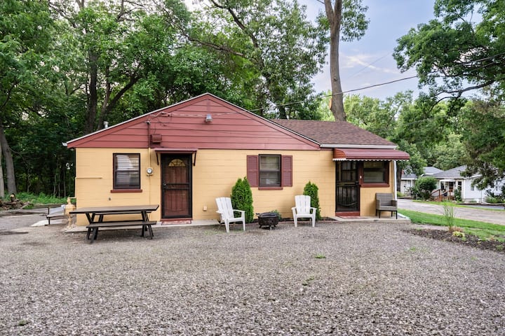 Spacious 3br House With Firepit & Grill - Gary, IN