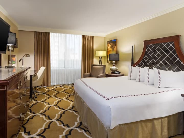 Iconic New Orleans Stay With Fine Dining + Pool - New Orleans, LA