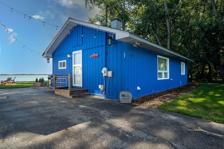 Lakefront 2br Nautical Cottage With Hot Tub - Fox Lake, IL