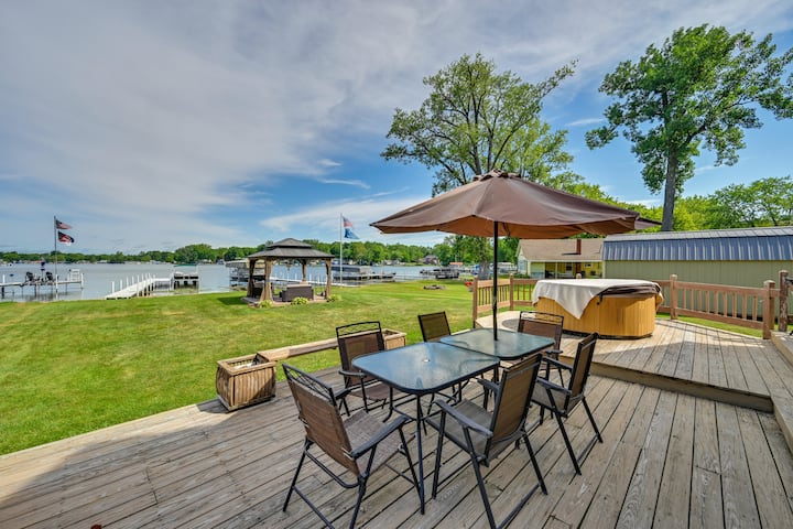 Lakefront Warsaw Home W/ Private Dock + Golf Cart - Loon Pond, North Webster