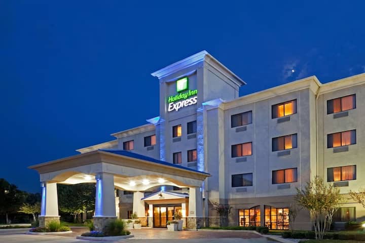 Fort Worth Access | Renovated. Breakfast. Pool. - Fort Worth