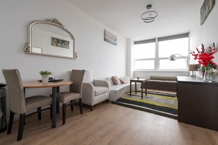 Charming Home With Gym Access In West Bromwich - Birmingham