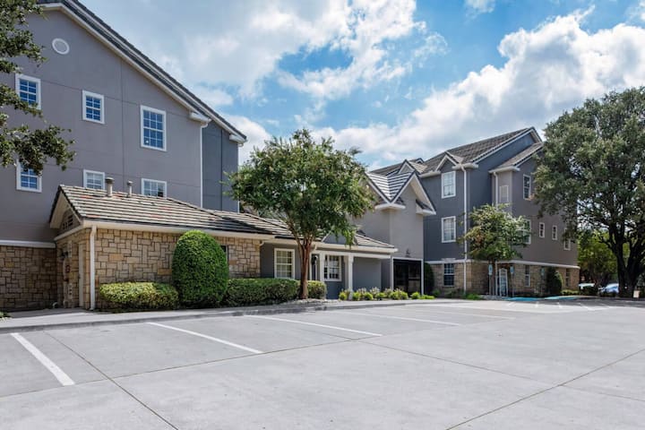 Stay Near Shops | Full Kitchen. Pool + Breakfast - Plano, TX