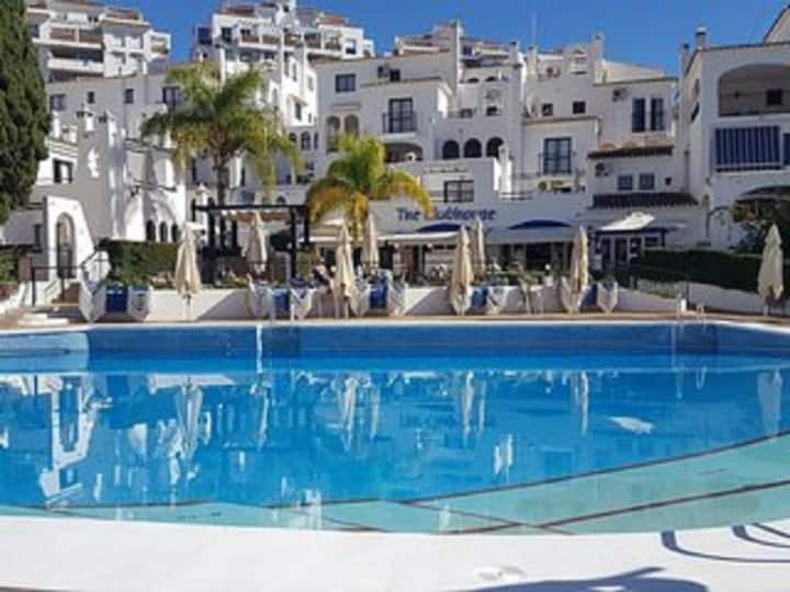 Charming 2 Bed Apartment In Pueblo Evita - Benalmádena