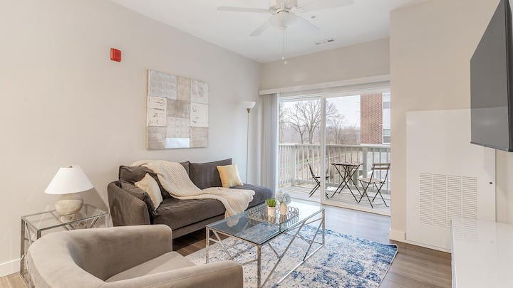 Landing | Chic 2bd, Gym, Clubhouse - Chicago, IL