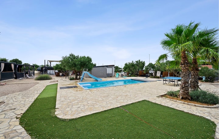 Awesome Home In Pirovac With Swimming Pool - Jezera