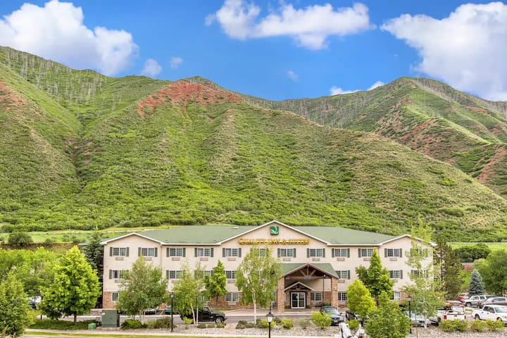 River And Mountain Views + Free Breakfast & Pool - Glenwood Springs, CO