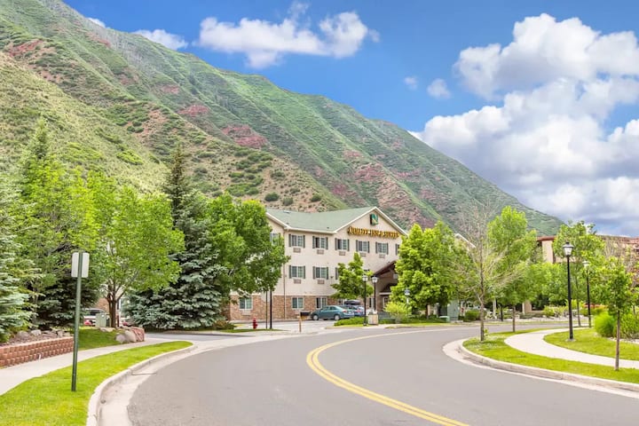 Near Glenwood Hot Springs Pool + Breakfast & Pool - Glenwood Springs, CO
