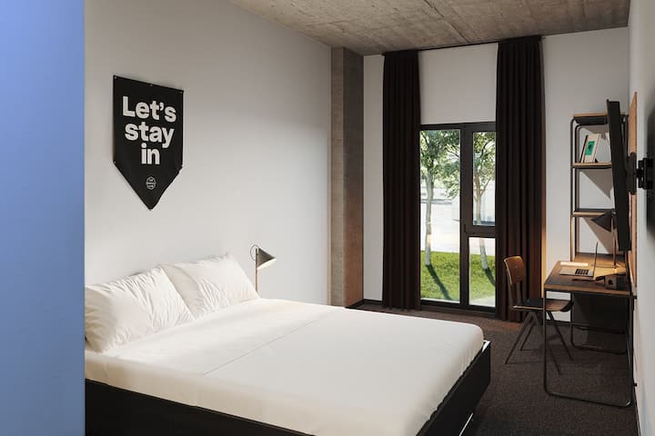 Standard Queen | Social Scene & Quiet Corners - Florence