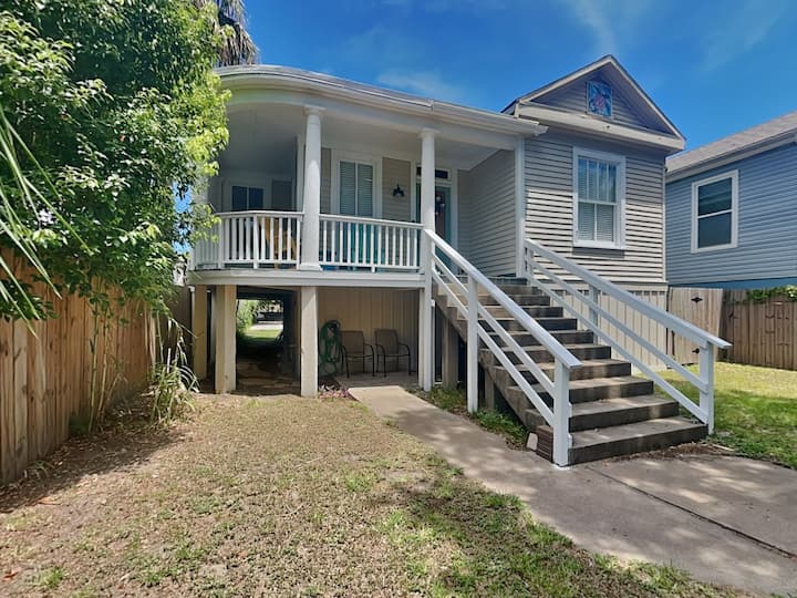 Sealy Street Duo | Spacious, Near Beach - Galveston, TX