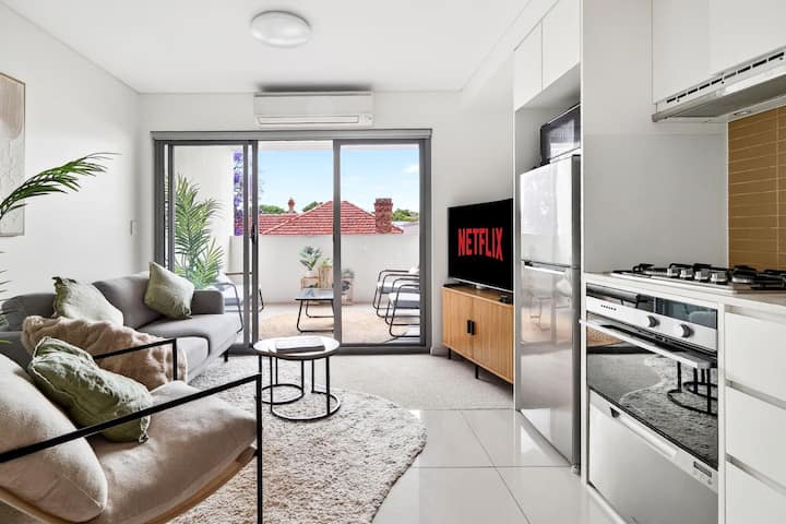 Stylish Stay | Work Or Getaway + Parking & Comfort - Willoughby