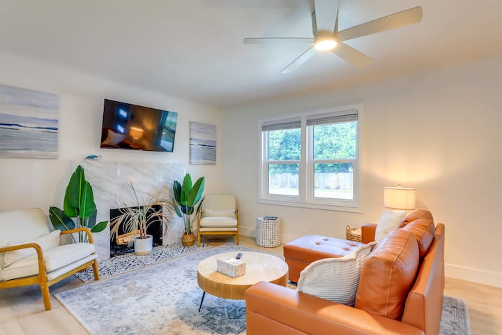 Private Hot Tub & Fenced Yard: Sleek Gulfport Home - 格爾夫波特