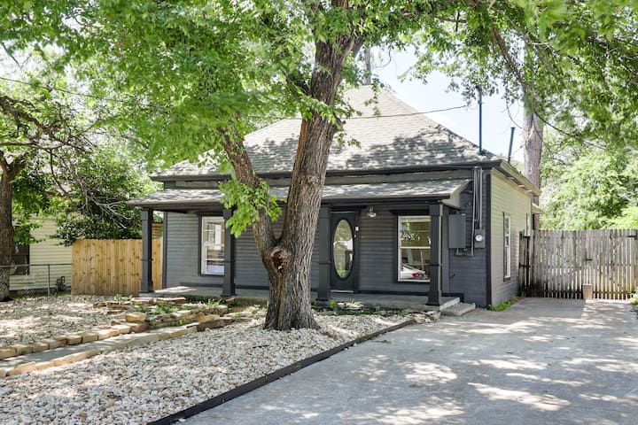 Walk To Dtwn Weatherford: Home W/ Yard! - Weatherford, TX