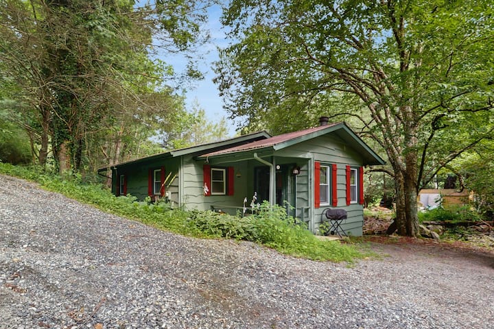 Charming Riverfront 2br House With Full Kitchen - Boone, NC