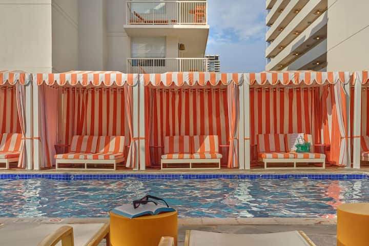 Steps To Waikiki Beach + Dining. Rooftop Pool. Gym - Honolulu, HI